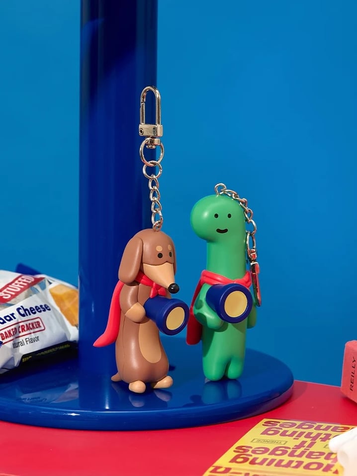 JOGUMAN 臘腸狗超人吊飾亮相：結合可愛造型與實用手電筒功能