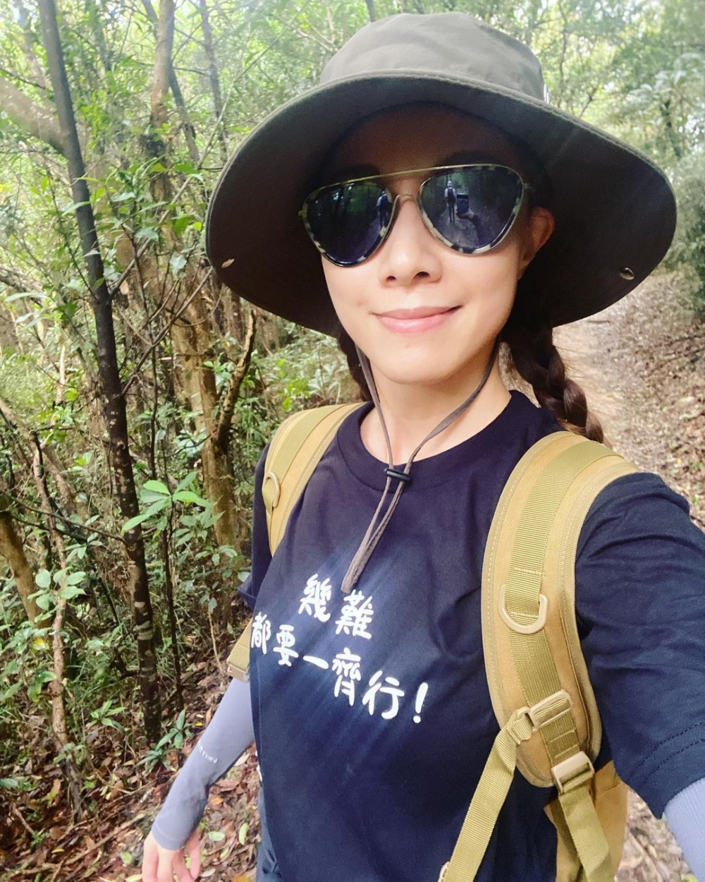 鄧麗欣Stephy與Santis合照，相差近20歲未被比下去！網友：無得比